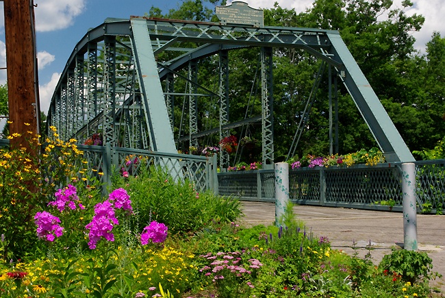 Hundreds of Flowers Bring This Pedestrian Bridge to Life | Creative ...